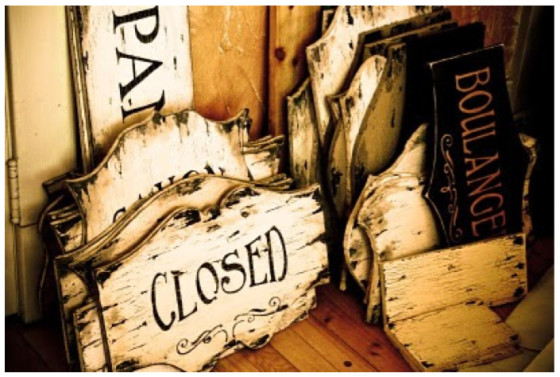 10 Creative Vintage Sign Ideas - Sunlit Spaces