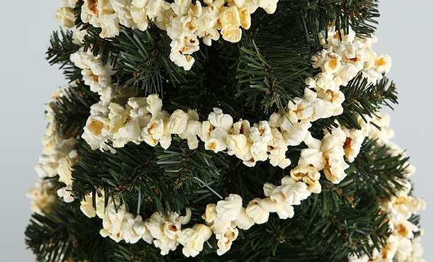 10 Beautiful Christmas Garland Ideas - Sunlit Spaces 10 Beautiful Christmas Garland Ideas - Sunlit Spaces