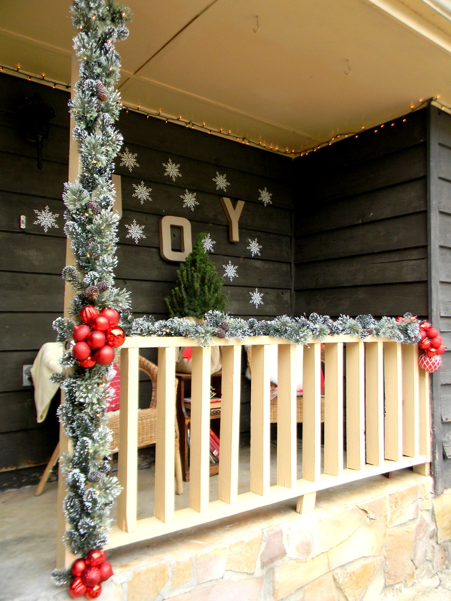 20 Ways to Decorate Your Porch for Christmas - Sunlit Spaces